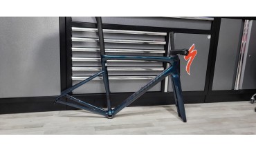 CUADRO SWORKS TARMAC SL8 2025 Gloss Red To Black Pearl Over Deep Lake ...